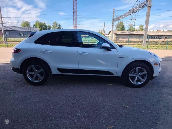 White Porsche Macan 2017 in Siauliai, with an engine capacity of 2.00 L and mileage of 212 thousand km for 20700 €, photo 7 on AUTOMOTO.COM.LV
