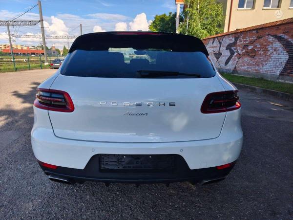 White Porsche Macan 2017 in Siauliai, with an engine capacity of 2.00 L and mileage of 212 thousand km for 20700 €, photo 5 on AUTOMOTO.COM.LV