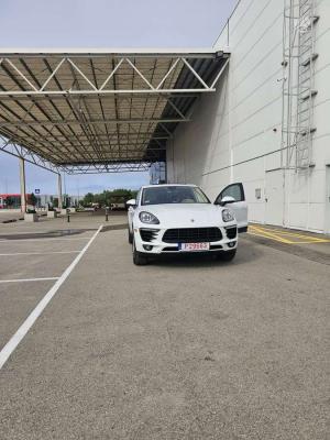 White Porsche Macan 2017 in Klaipeda, with an engine capacity of 1.98 L and mileage of 199 thousand km for 19900 €, photo 3 on AUTOMOTO.COM.LV