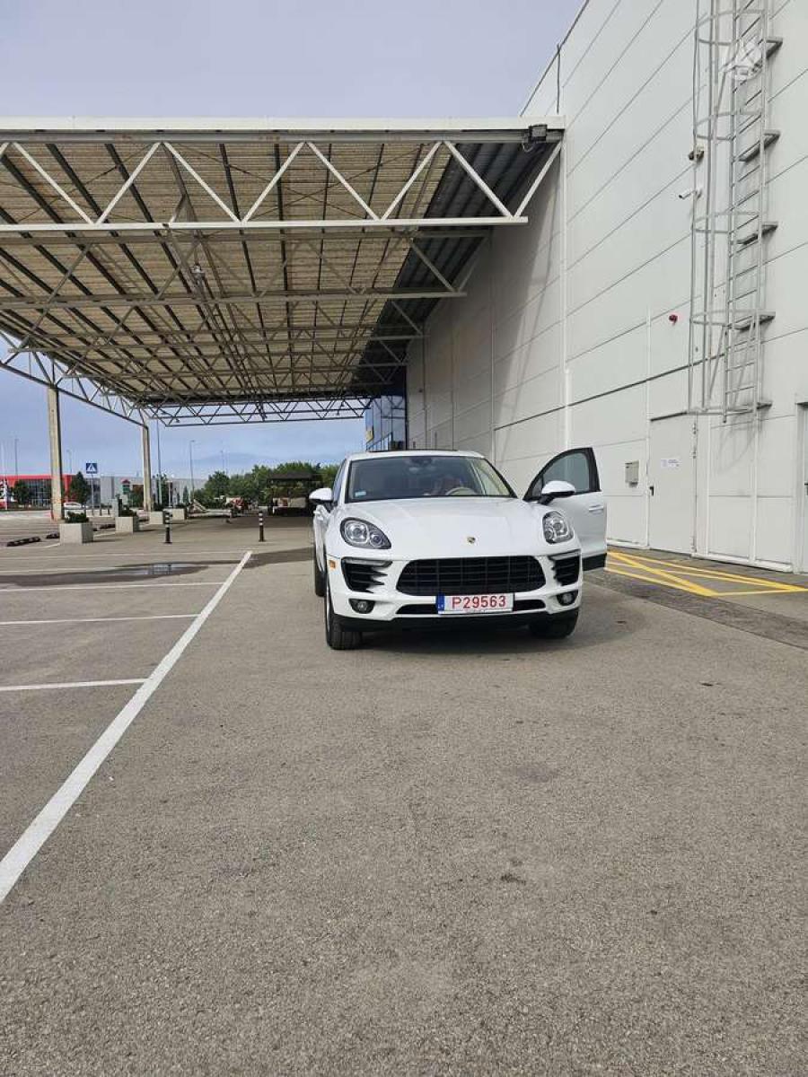 White Porsche Macan 2017 in Klaipeda, with an engine capacity of 1.98 L and mileage of 199 thousand km for 19900 €, photo 3 on AUTOMOTO.COM.LV