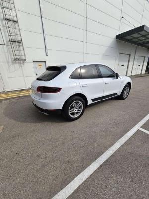 White Porsche Macan 2017 in Klaipeda, with an engine capacity of 1.98 L and mileage of 199 thousand km for 19900 €, photo 4 on AUTOMOTO.COM.LV