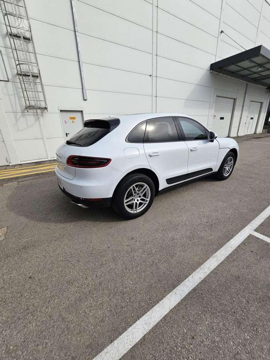 White Porsche Macan 2017 in Klaipeda, with an engine capacity of 1.98 L and mileage of 199 thousand km for 19900 €, photo 4 on AUTOMOTO.COM.LV