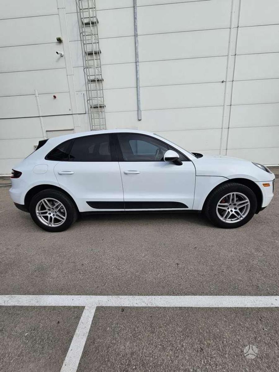 White Porsche Macan 2017 in Klaipeda, with an engine capacity of 1.98 L and mileage of 199 thousand km for 19900 €, photo 5 on AUTOMOTO.COM.LV