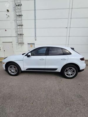 White Porsche Macan 2017 in Klaipeda, with an engine capacity of 1.98 L and mileage of 199 thousand km for 19900 €, photo 8 on AUTOMOTO.COM.LV
