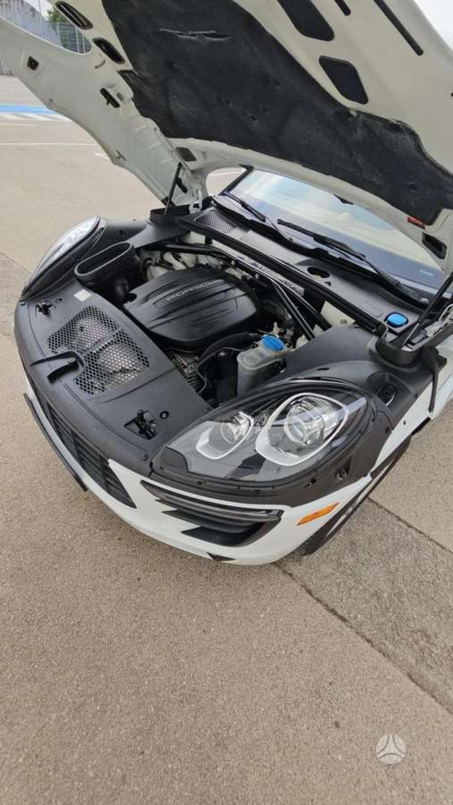 White Porsche Macan 2017 in Klaipeda, with an engine capacity of 1.98 L and mileage of 199 thousand km for 19900 €, photo 9 on AUTOMOTO.COM.LV