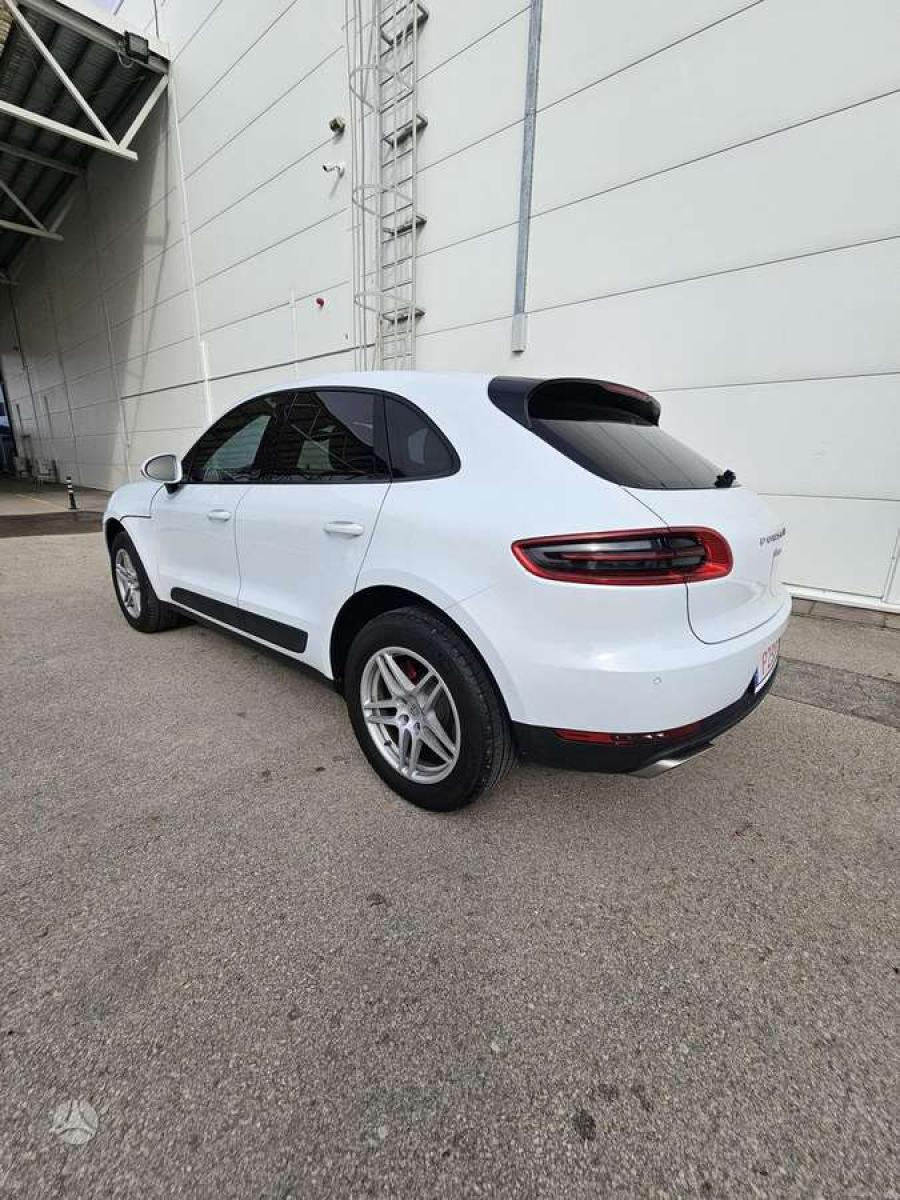 White Porsche Macan 2017 in Klaipeda, with an engine capacity of 1.98 L and mileage of 199 thousand km for 19900 €, photo 12 on AUTOMOTO.COM.LV