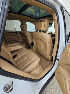 White Porsche Macan 2017 in Klaipeda, with an engine capacity of 1.98 L and mileage of 199 thousand km for 19900 €, photo 15 on AUTOMOTO.COM.LV
