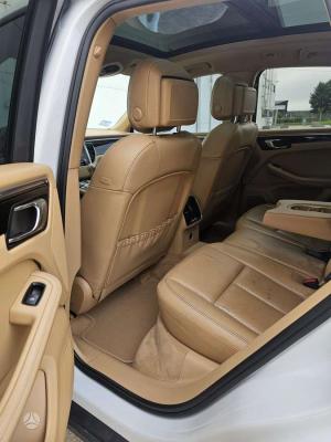 White Porsche Macan 2017 in Klaipeda, with an engine capacity of 1.98 L and mileage of 199 thousand km for 19900 €, photo 18 on AUTOMOTO.COM.LV