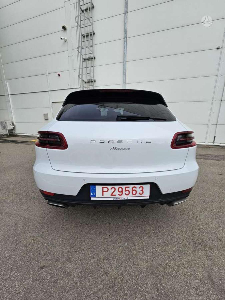 White Porsche Macan 2017 in Klaipeda, with an engine capacity of 1.98 L and mileage of 199 thousand km for 19900 €, photo 22 on AUTOMOTO.COM.LV