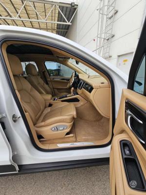 White Porsche Macan 2017 in Klaipeda, with an engine capacity of 1.98 L and mileage of 199 thousand km for 19900 €, photo 23 on AUTOMOTO.COM.LV
