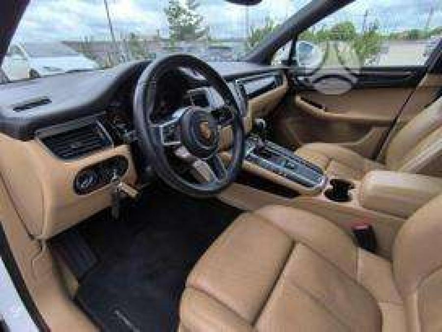 White Porsche Macan 2017 in Siauliai, with an engine capacity of 3.00 L and mileage of 190 thousand km for 22900 €, photo 12 on AUTOMOTO.COM.LV