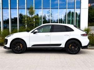 White Porsche Macan 2017 in Vilnius, with an engine capacity of 1.98 L and mileage of 226 thousand km for 29900 €, photo 3 on AUTOMOTO.COM.LV