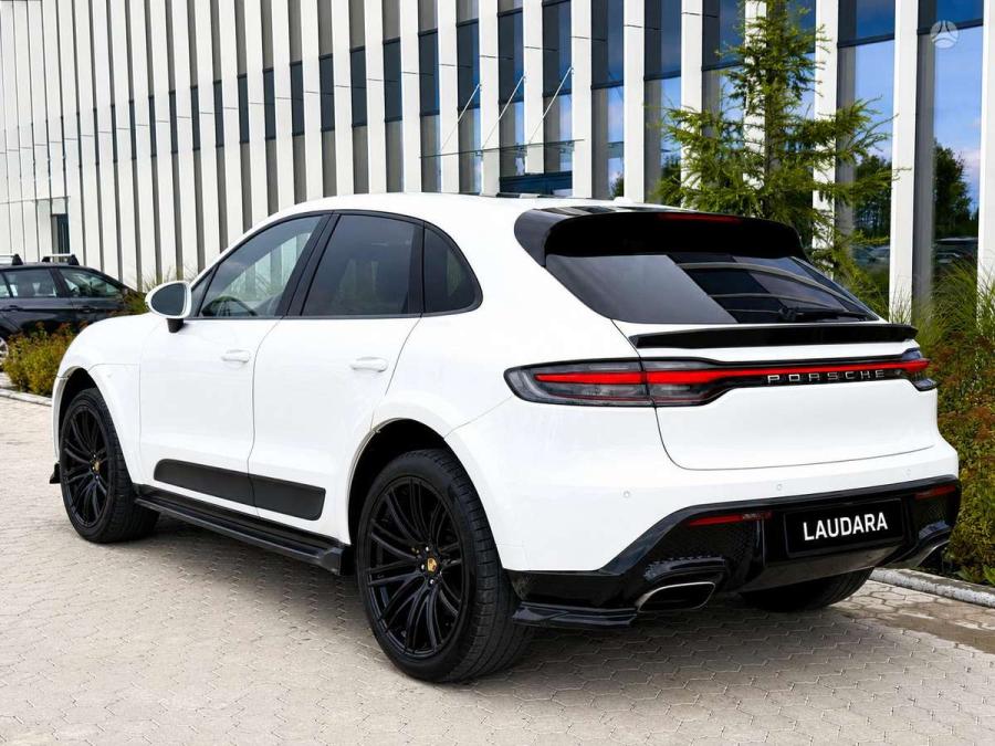 White Porsche Macan 2017 in Vilnius, with an engine capacity of 1.98 L and mileage of 226 thousand km for 29900 €, photo 4 on AUTOMOTO.COM.LV