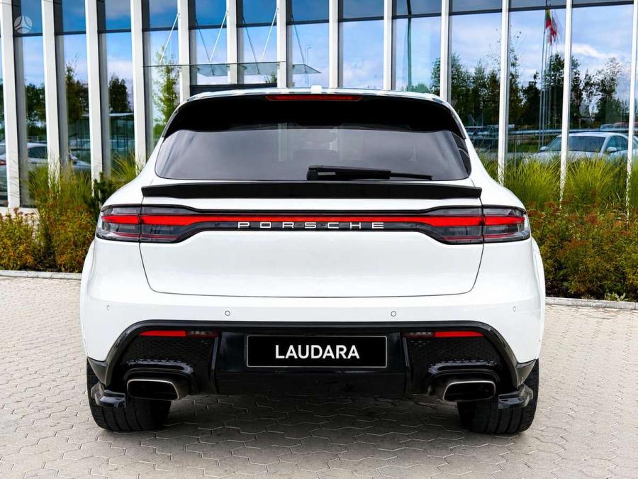 White Porsche Macan 2017 in Vilnius, with an engine capacity of 1.98 L and mileage of 226 thousand km for 29900 €, photo 5 on AUTOMOTO.COM.LV
