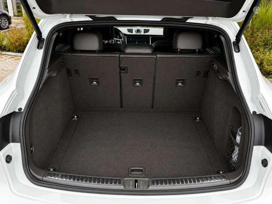 White Porsche Macan 2017 in Vilnius, with an engine capacity of 1.98 L and mileage of 226 thousand km for 29900 €, photo 6 on AUTOMOTO.COM.LV