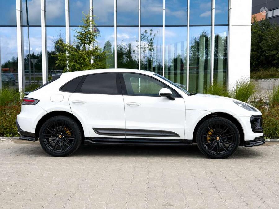 White Porsche Macan 2017 in Vilnius, with an engine capacity of 1.98 L and mileage of 226 thousand km for 29900 €, photo 10 on AUTOMOTO.COM.LV