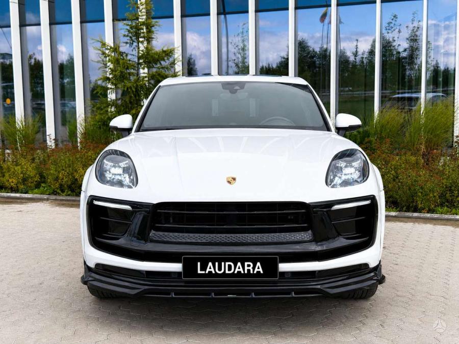 White Porsche Macan 2017 in Vilnius, with an engine capacity of 1.98 L and mileage of 226 thousand km for 29900 €, photo 12 on AUTOMOTO.COM.LV