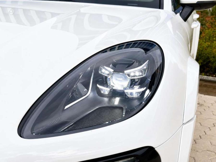 White Porsche Macan 2017 in Vilnius, with an engine capacity of 1.98 L and mileage of 226 thousand km for 29900 €, photo 13 on AUTOMOTO.COM.LV