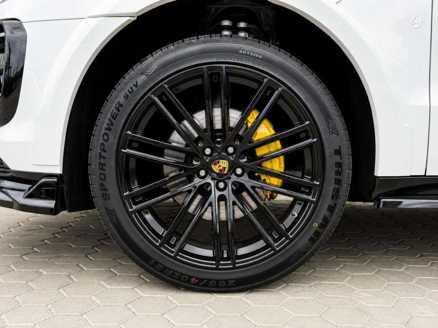 White Porsche Macan 2017 in Vilnius, with an engine capacity of 1.98 L and mileage of 226 thousand km for 29900 €, photo 14 on AUTOMOTO.COM.LV