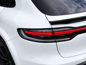 White Porsche Macan 2017 in Vilnius, with an engine capacity of 1.98 L and mileage of 226 thousand km for 29900 €, photo 15 on AUTOMOTO.COM.LV