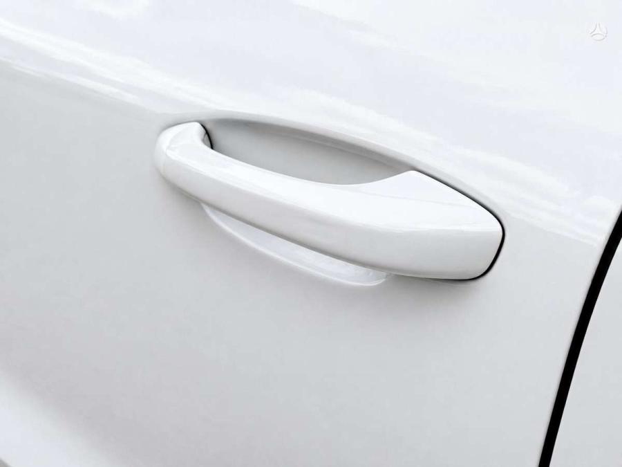 White Porsche Macan 2017 in Vilnius, with an engine capacity of 1.98 L and mileage of 226 thousand km for 29900 €, photo 16 on AUTOMOTO.COM.LV