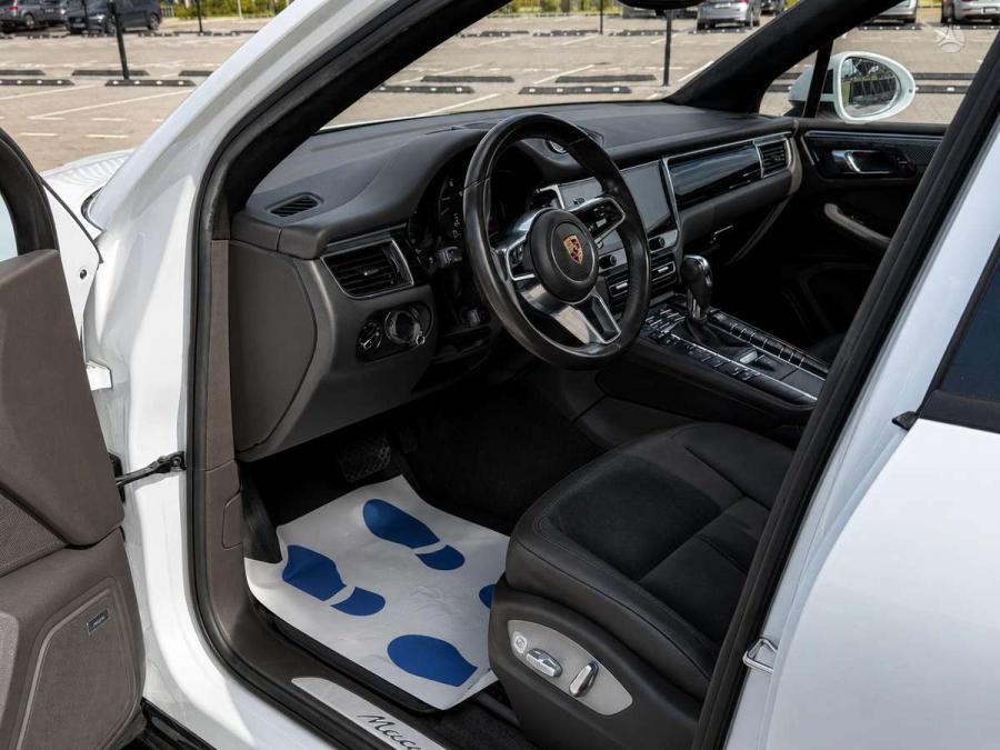 White Porsche Macan 2017 in Vilnius, with an engine capacity of 1.98 L and mileage of 226 thousand km for 29900 €, photo 17 on AUTOMOTO.COM.LV