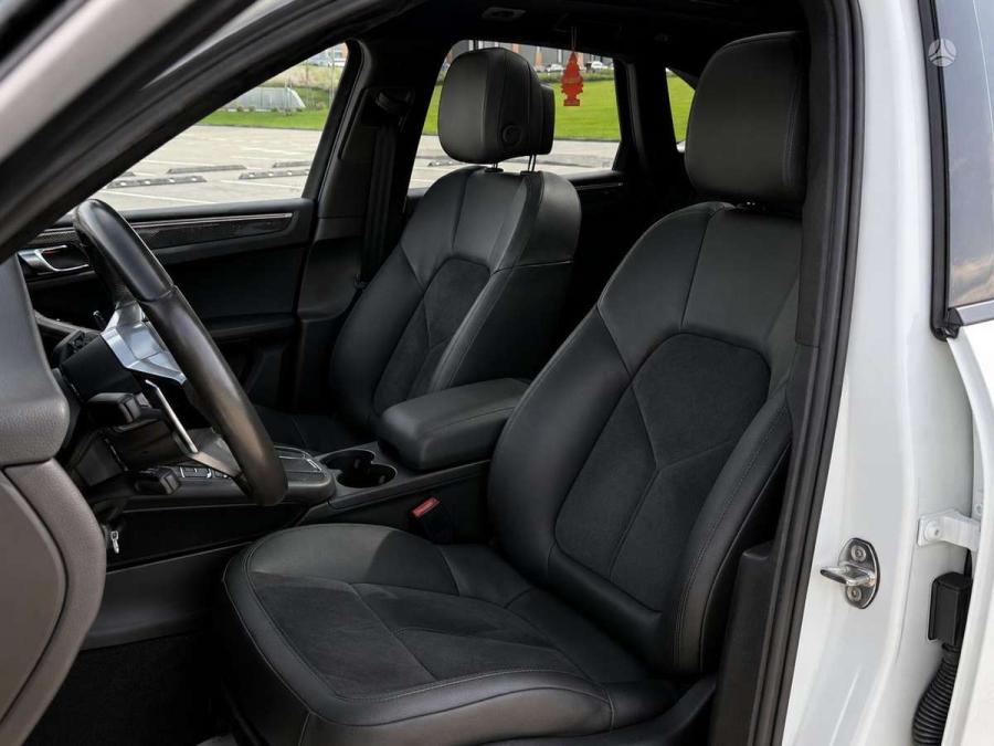 White Porsche Macan 2017 in Vilnius, with an engine capacity of 1.98 L and mileage of 226 thousand km for 29900 €, photo 20 on AUTOMOTO.COM.LV