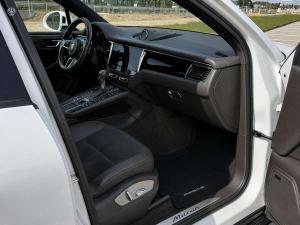 White Porsche Macan 2017 in Vilnius, with an engine capacity of 1.98 L and mileage of 226 thousand km for 29900 €, photo 24 on AUTOMOTO.COM.LV