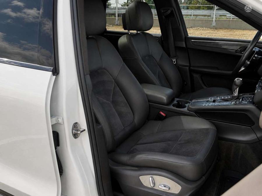 White Porsche Macan 2017 in Vilnius, with an engine capacity of 1.98 L and mileage of 226 thousand km for 29900 €, photo 25 on AUTOMOTO.COM.LV