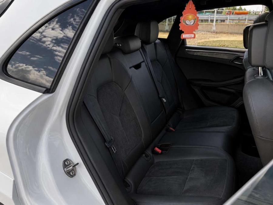 White Porsche Macan 2017 in Vilnius, with an engine capacity of 1.98 L and mileage of 226 thousand km for 29900 €, photo 26 on AUTOMOTO.COM.LV