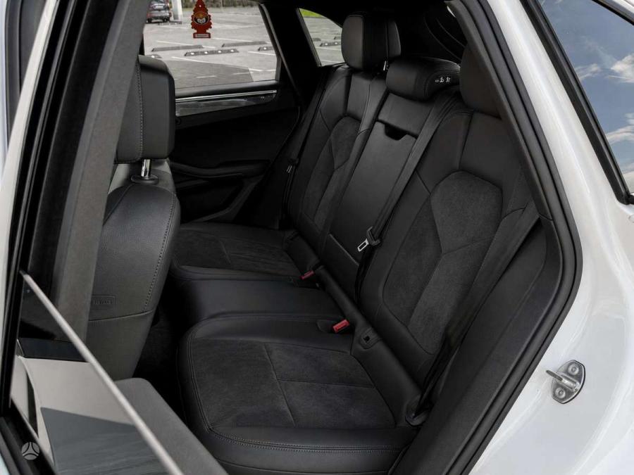 White Porsche Macan 2017 in Vilnius, with an engine capacity of 1.98 L and mileage of 226 thousand km for 29900 €, photo 27 on AUTOMOTO.COM.LV