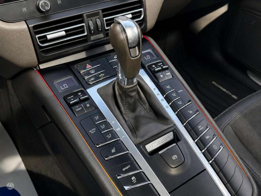 White Porsche Macan 2017 in Vilnius, with an engine capacity of 1.98 L and mileage of 226 thousand km for 29900 €, photo 37 on AUTOMOTO.COM.LV