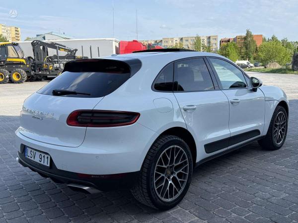White Porsche Macan 2017 in Vilnius, with an engine capacity of 1.98 L and mileage of 136 thousand km for 21499 €, photo 4 on AUTOMOTO.COM.LV