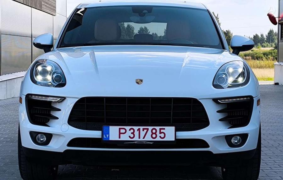 White Porsche Macan 2017 in Siauliai, with an engine capacity of 3.00 L and mileage of 190 thousand km for 23150 €, photo 3 on AUTOMOTO.COM.LV