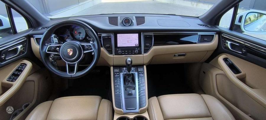 White Porsche Macan 2017 in Siauliai, with an engine capacity of 3.00 L and mileage of 190 thousand km for 23150 €, photo 7 on AUTOMOTO.COM.LV