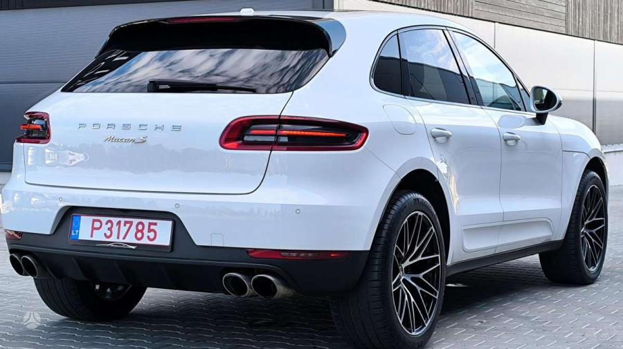 White Porsche Macan 2017 in Siauliai, with an engine capacity of 3.00 L and mileage of 190 thousand km for 23150 €, photo 8 on AUTOMOTO.COM.LV
