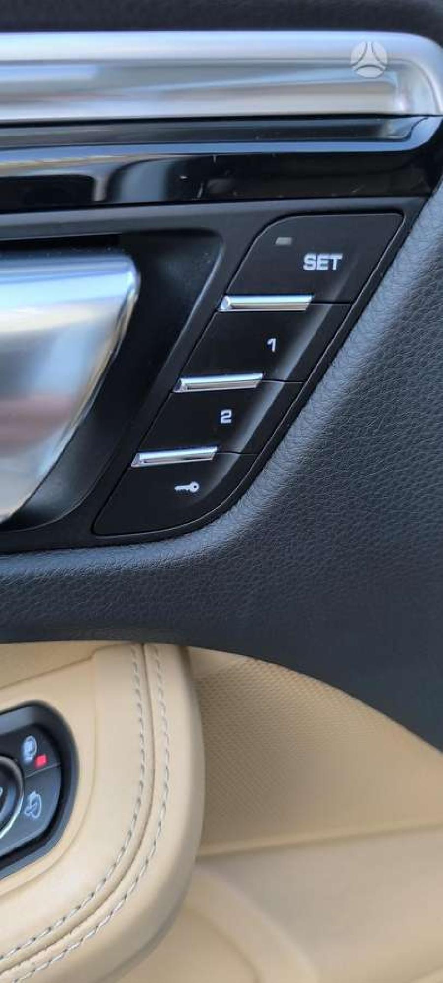 White Porsche Macan 2017 in Siauliai, with an engine capacity of 3.00 L and mileage of 190 thousand km for 23150 €, photo 13 on AUTOMOTO.COM.LV