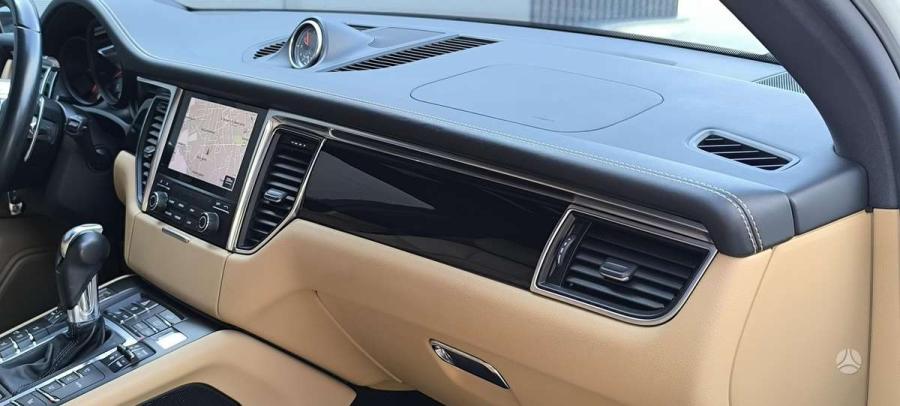 White Porsche Macan 2017 in Siauliai, with an engine capacity of 3.00 L and mileage of 190 thousand km for 23150 €, photo 17 on AUTOMOTO.COM.LV