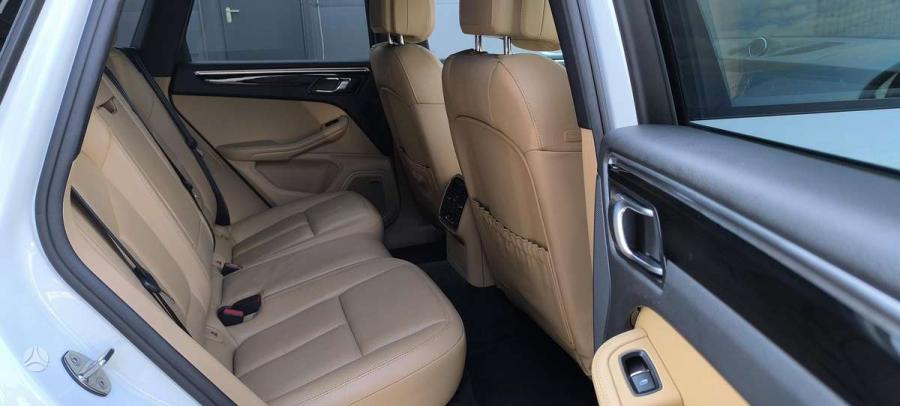 White Porsche Macan 2017 in Siauliai, with an engine capacity of 3.00 L and mileage of 190 thousand km for 23150 €, photo 18 on AUTOMOTO.COM.LV