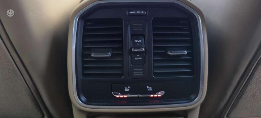 White Porsche Macan 2017 in Siauliai, with an engine capacity of 3.00 L and mileage of 190 thousand km for 23150 €, photo 19 on AUTOMOTO.COM.LV