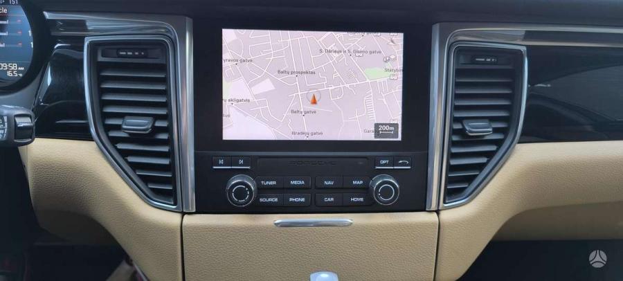 White Porsche Macan 2017 in Siauliai, with an engine capacity of 3.00 L and mileage of 190 thousand km for 23150 €, photo 25 on AUTOMOTO.COM.LV