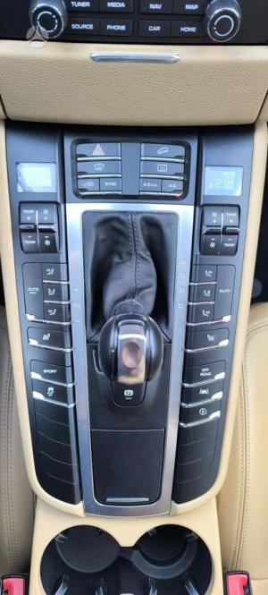 White Porsche Macan 2017 in Siauliai, with an engine capacity of 3.00 L and mileage of 190 thousand km for 23150 €, photo 26 on AUTOMOTO.COM.LV
