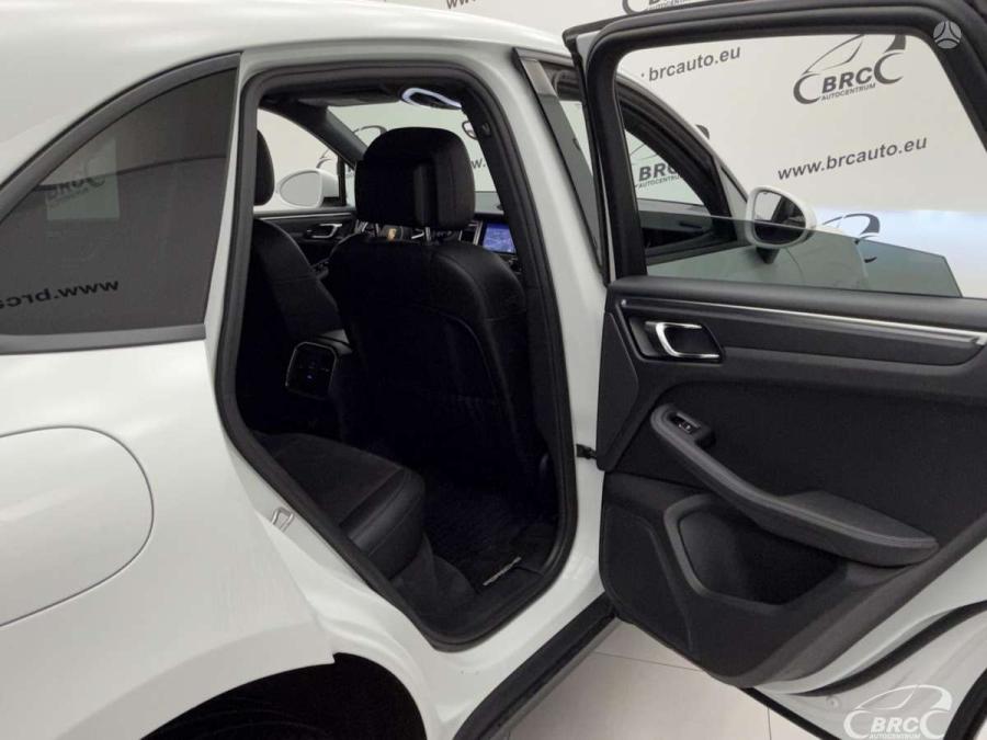 White Porsche Macan 2018 in Vilnius, with an engine capacity of 1.98 L and mileage of 58 thousand km for 28900 €, photo 12 on AUTOMOTO.COM.LV