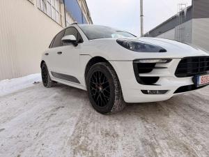 White Porsche Macan 2018 in Panevezys, with an engine capacity of 3.00 L and mileage of 129 thousand km for 41000 €, photo 3 on AUTOMOTO.COM.LV