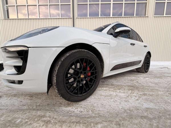 White Porsche Macan 2018 in Panevezys, with an engine capacity of 3.00 L and mileage of 129 thousand km for 41000 €, photo 4 on AUTOMOTO.COM.LV