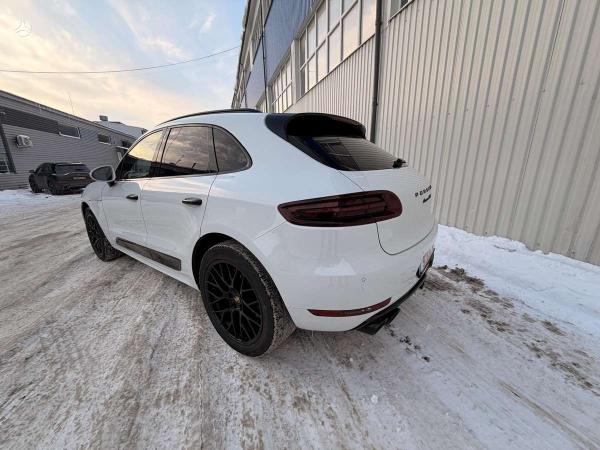 White Porsche Macan 2018 in Panevezys, with an engine capacity of 3.00 L and mileage of 129 thousand km for 41000 €, photo 5 on AUTOMOTO.COM.LV