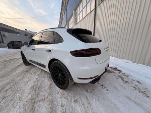 White Porsche Macan 2018 in Panevezys, with an engine capacity of 3.00 L and mileage of 129 thousand km for 41000 €, photo 5 on AUTOMOTO.COM.LV