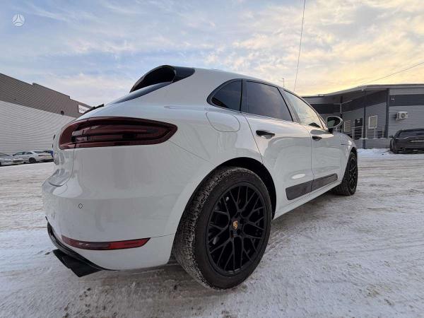 White Porsche Macan 2018 in Panevezys, with an engine capacity of 3.00 L and mileage of 129 thousand km for 41000 €, photo 7 on AUTOMOTO.COM.LV