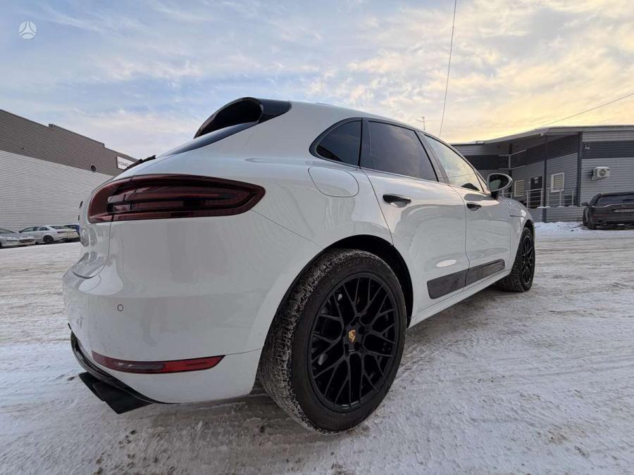 White Porsche Macan 2018 in Panevezys, with an engine capacity of 3.00 L and mileage of 129 thousand km for 41000 €, photo 7 on AUTOMOTO.COM.LV
