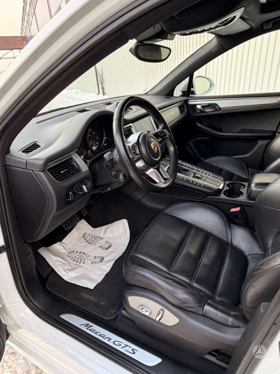 White Porsche Macan 2018 in Panevezys, with an engine capacity of 3.00 L and mileage of 129 thousand km for 41000 €, photo 11 on AUTOMOTO.COM.LV